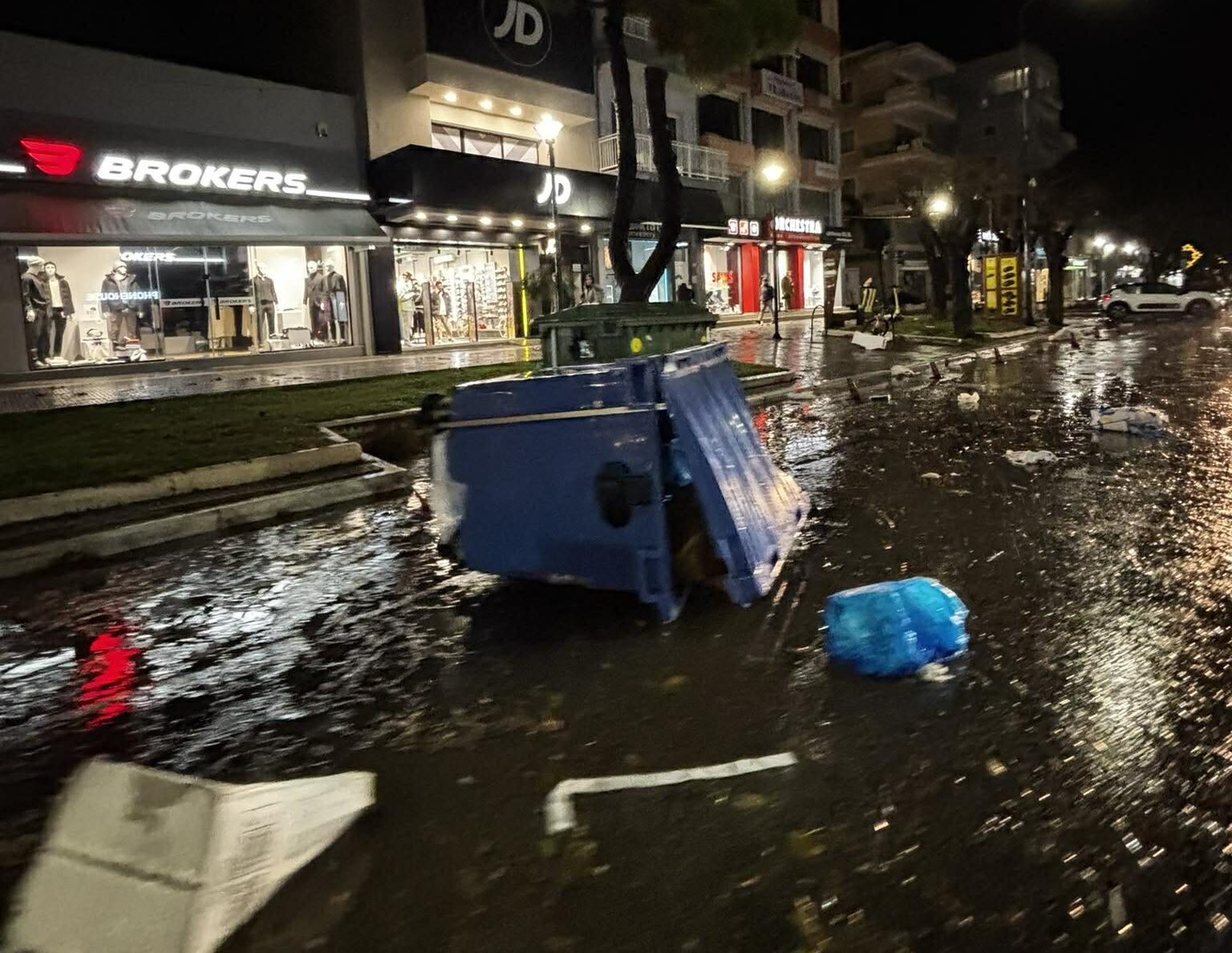 Νεροποντή στην Αλεξανδρούπολη – Ζημιές, δέντρα πάνω σε αυτοκίνητα ...